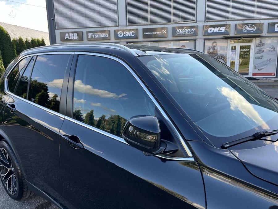 Black BMW X5 2015 in Alytus, with an engine capacity of 2.99 L and mileage of 288 thousand km for 15850 €, photo 15 on AUTOMOTO.COM.LV