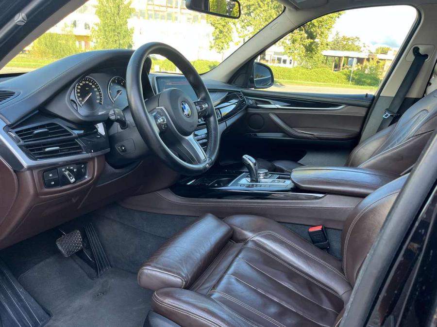 Black BMW X5 2015 in Alytus, with an engine capacity of 2.99 L and mileage of 288 thousand km for 15850 €, photo 18 on AUTOMOTO.COM.LV