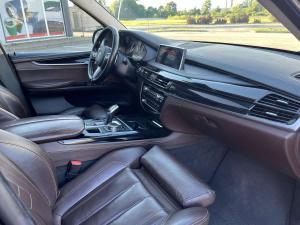 Black BMW X5 2015 in Alytus, with an engine capacity of 2.99 L and mileage of 288 thousand km for 15850 €, photo 19 on AUTOMOTO.COM.LV