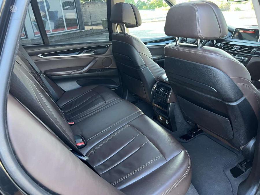 Black BMW X5 2015 in Alytus, with an engine capacity of 2.99 L and mileage of 288 thousand km for 15850 €, photo 21 on AUTOMOTO.COM.LV