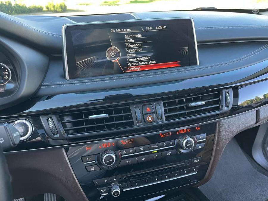 Black BMW X5 2015 in Alytus, with an engine capacity of 2.99 L and mileage of 288 thousand km for 15850 €, photo 25 on AUTOMOTO.COM.LV