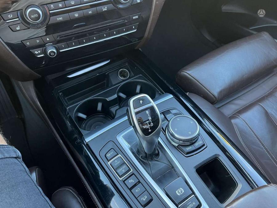 Black BMW X5 2015 in Alytus, with an engine capacity of 2.99 L and mileage of 288 thousand km for 15850 €, photo 27 on AUTOMOTO.COM.LV