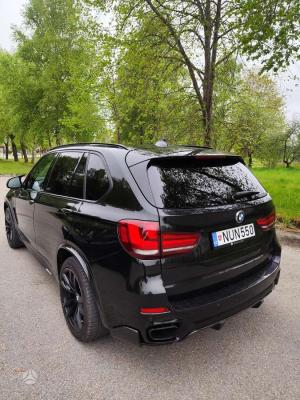 Black BMW X5 2015 in Skuodas, with an engine capacity of 2.99 L and mileage of 297 thousand km for 18700 €, photo 4 on AUTOMOTO.COM.LV