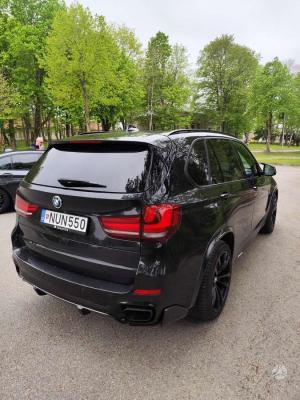 Black BMW X5 2015 in Skuodas, with an engine capacity of 2.99 L and mileage of 297 thousand km for 18700 €, photo 5 on AUTOMOTO.COM.LV