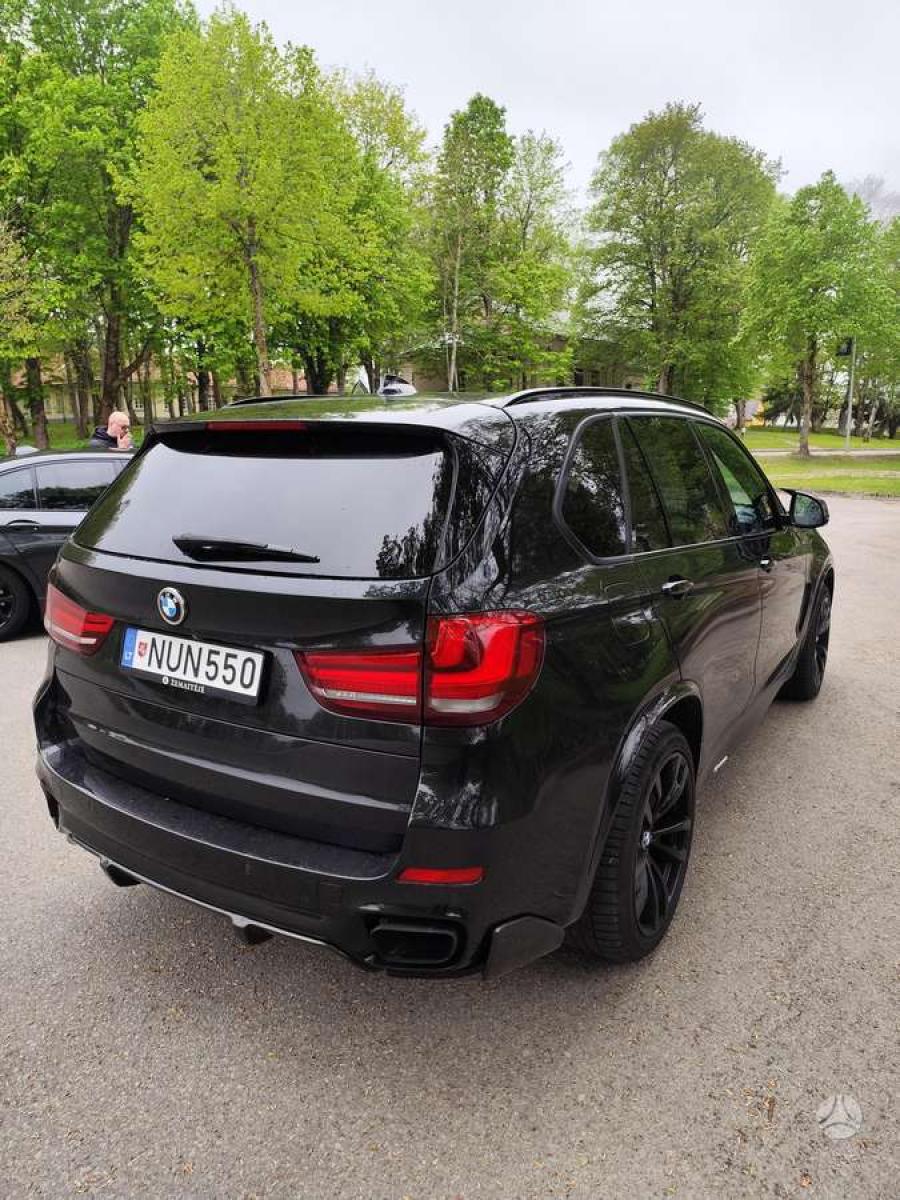 Black BMW X5 2015 in Skuodas, with an engine capacity of 2.99 L and mileage of 297 thousand km for 18700 €, photo 5 on AUTOMOTO.COM.LV