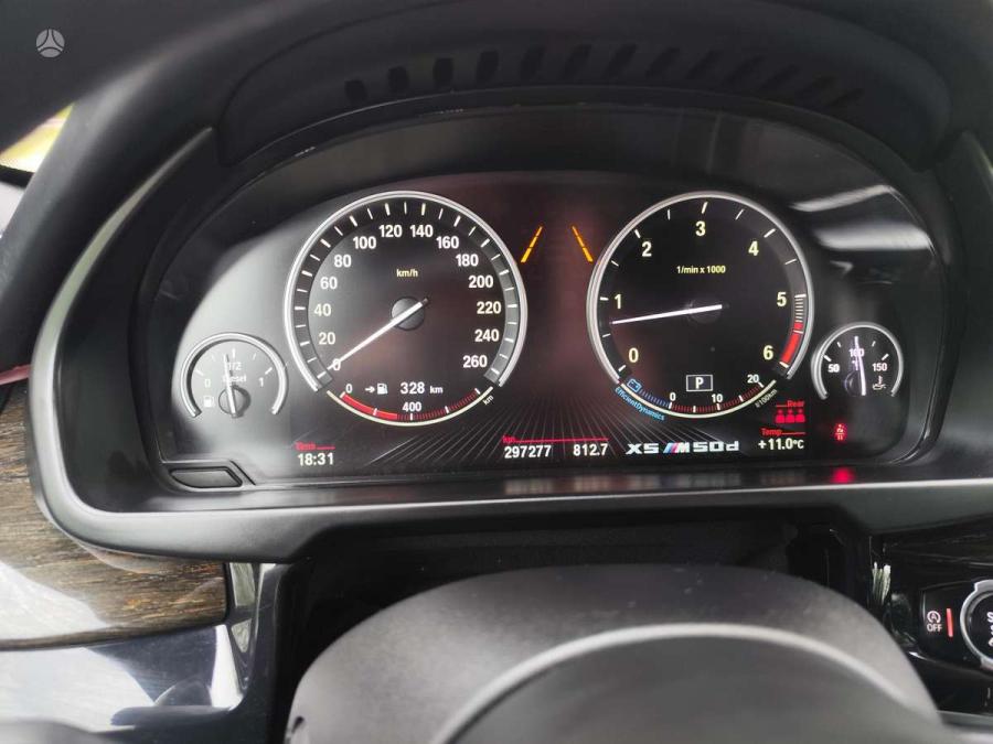 Black BMW X5 2015 in Skuodas, with an engine capacity of 2.99 L and mileage of 297 thousand km for 18700 €, photo 6 on AUTOMOTO.COM.LV