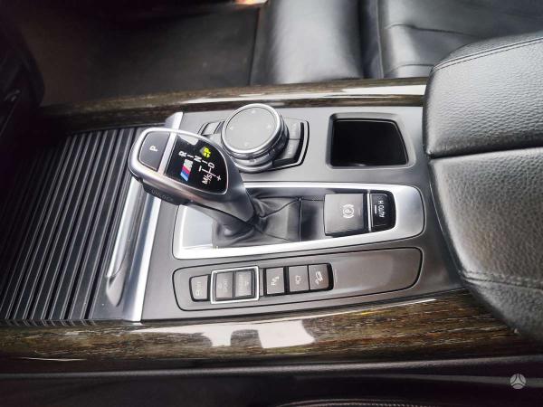 Black BMW X5 2015 in Skuodas, with an engine capacity of 2.99 L and mileage of 297 thousand km for 18700 €, photo 8 on AUTOMOTO.COM.LV