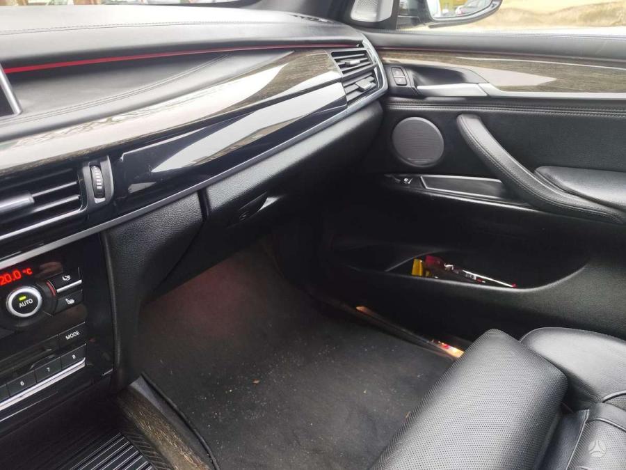 Black BMW X5 2015 in Skuodas, with an engine capacity of 2.99 L and mileage of 297 thousand km for 18700 €, photo 10 on AUTOMOTO.COM.LV
