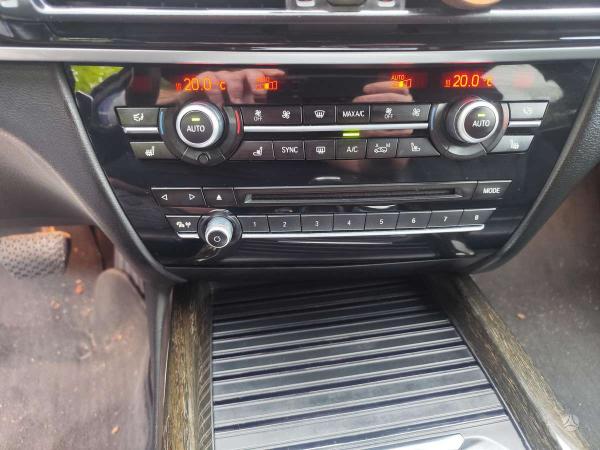 Black BMW X5 2015 in Skuodas, with an engine capacity of 2.99 L and mileage of 297 thousand km for 18700 €, photo 10 on AUTOMOTO.COM.LV