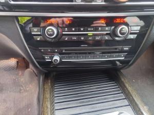 Black BMW X5 2015 in Skuodas, with an engine capacity of 2.99 L and mileage of 297 thousand km for 18700 €, photo 11 on AUTOMOTO.COM.LV