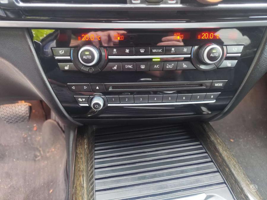 Black BMW X5 2015 in Skuodas, with an engine capacity of 2.99 L and mileage of 297 thousand km for 18700 €, photo 11 on AUTOMOTO.COM.LV