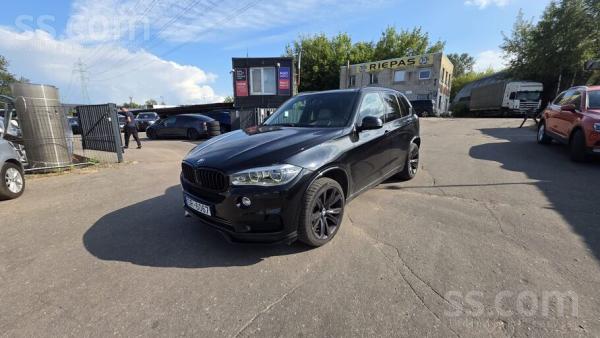 Black BMW X5 2015 in Riga, with an engine capacity of 3.00 L and mileage of 281 thousand km for 17990 €, photo 1 on AUTOMOTO.COM.LV