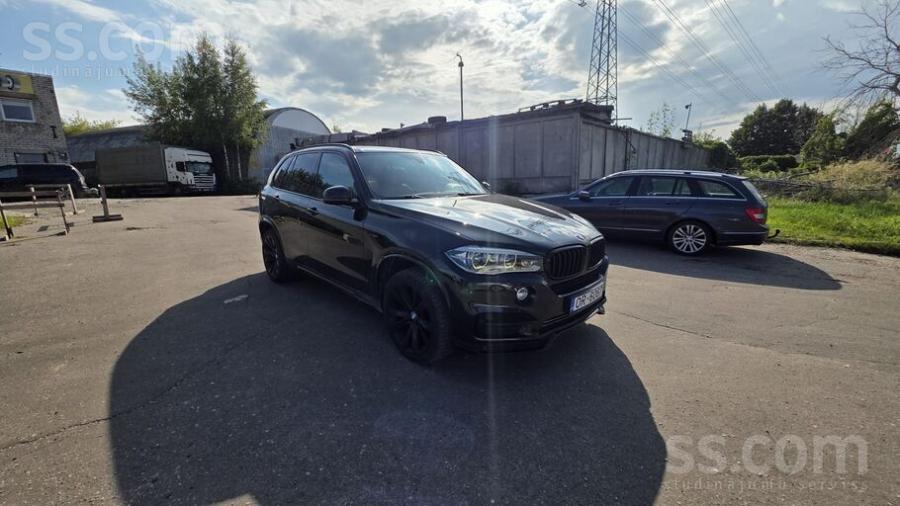 Black BMW X5 2015 in Riga, with an engine capacity of 3.00 L and mileage of 281 thousand km for 17990 €, photo 3 on AUTOMOTO.COM.LV