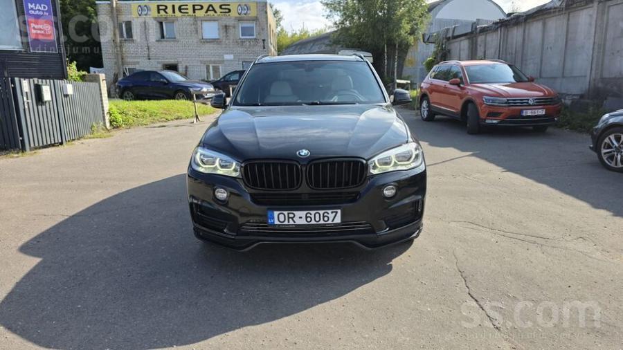Black BMW X5 2015 in Riga, with an engine capacity of 3.00 L and mileage of 281 thousand km for 17990 €, photo 4 on AUTOMOTO.COM.LV