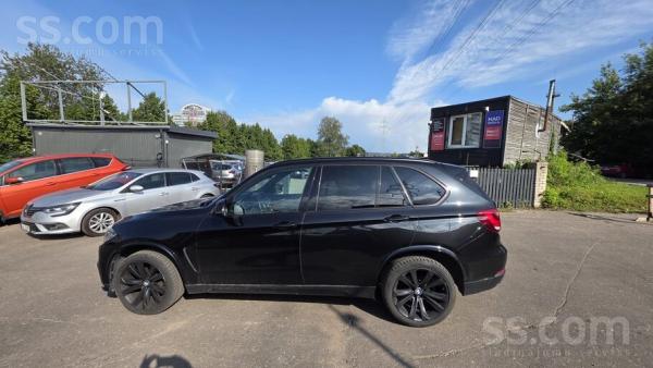 Black BMW X5 2015 in Riga, with an engine capacity of 3.00 L and mileage of 281 thousand km for 17990 €, photo 5 on AUTOMOTO.COM.LV