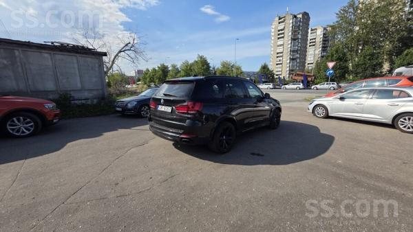 Black BMW X5 2015 in Riga, with an engine capacity of 3.00 L and mileage of 281 thousand km for 17990 €, photo 6 on AUTOMOTO.COM.LV