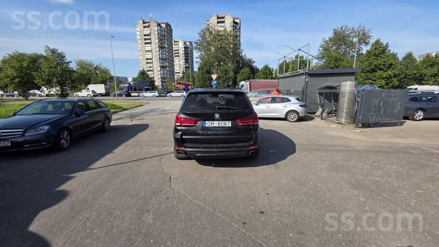 Black BMW X5 2015 in Riga, with an engine capacity of 3.00 L and mileage of 281 thousand km for 17990 €, photo 8 on AUTOMOTO.COM.LV