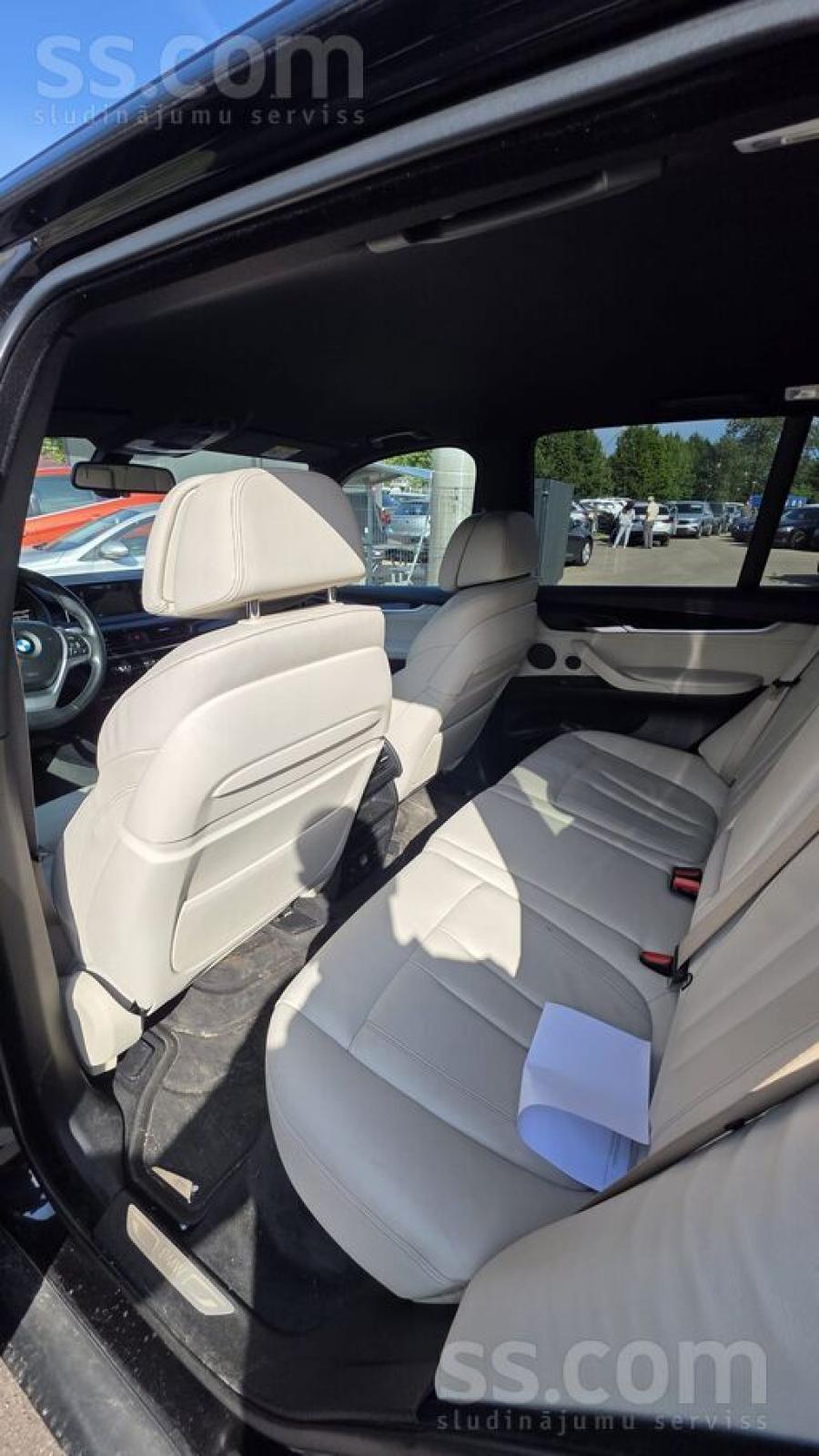Black BMW X5 2015 in Riga, with an engine capacity of 3.00 L and mileage of 281 thousand km for 17990 €, photo 11 on AUTOMOTO.COM.LV