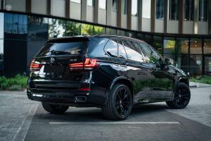Black BMW X5 2015 in Vilnius, with an engine capacity of 2.99 L and mileage of 256 thousand km for 20490 €, photo 5 on AUTOMOTO.COM.LV