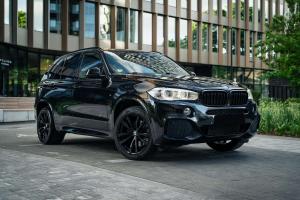 Black BMW X5 2015 in Vilnius, with an engine capacity of 2.99 L and mileage of 256 thousand km for 20490 €, photo 6 on AUTOMOTO.COM.LV