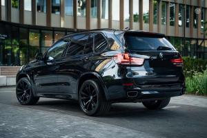 Black BMW X5 2015 in Vilnius, with an engine capacity of 2.99 L and mileage of 256 thousand km for 20490 €, photo 9 on AUTOMOTO.COM.LV