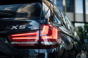 Black BMW X5 2015 in Vilnius, with an engine capacity of 2.99 L and mileage of 256 thousand km for 20490 €, photo 11 on AUTOMOTO.COM.LV