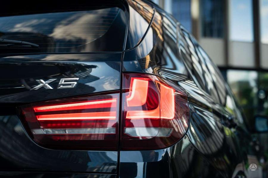 Black BMW X5 2015 in Vilnius, with an engine capacity of 2.99 L and mileage of 256 thousand km for 20490 €, photo 11 on AUTOMOTO.COM.LV
