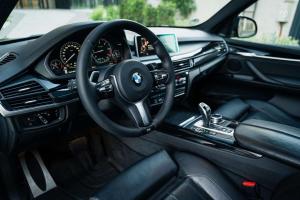 Black BMW X5 2015 in Vilnius, with an engine capacity of 2.99 L and mileage of 256 thousand km for 20490 €, photo 18 on AUTOMOTO.COM.LV