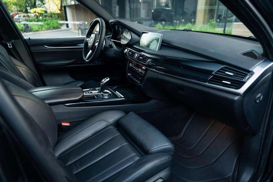 Black BMW X5 2015 in Vilnius, with an engine capacity of 2.99 L and mileage of 256 thousand km for 20490 €, photo 20 on AUTOMOTO.COM.LV