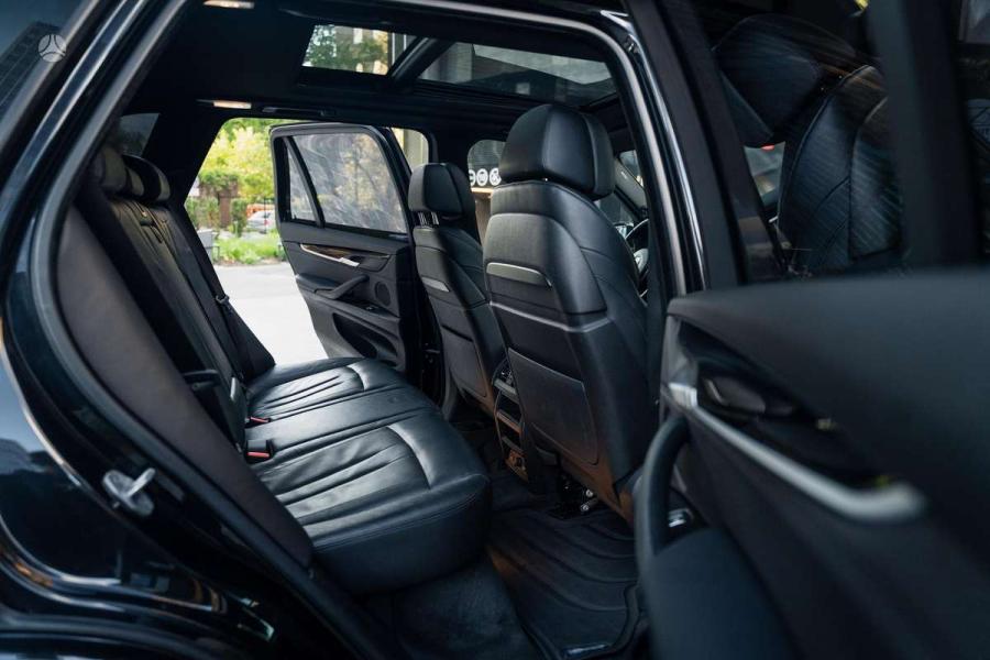 Black BMW X5 2015 in Vilnius, with an engine capacity of 2.99 L and mileage of 256 thousand km for 20490 €, photo 23 on AUTOMOTO.COM.LV