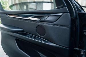 Black BMW X5 2015 in Vilnius, with an engine capacity of 2.99 L and mileage of 256 thousand km for 20490 €, photo 28 on AUTOMOTO.COM.LV