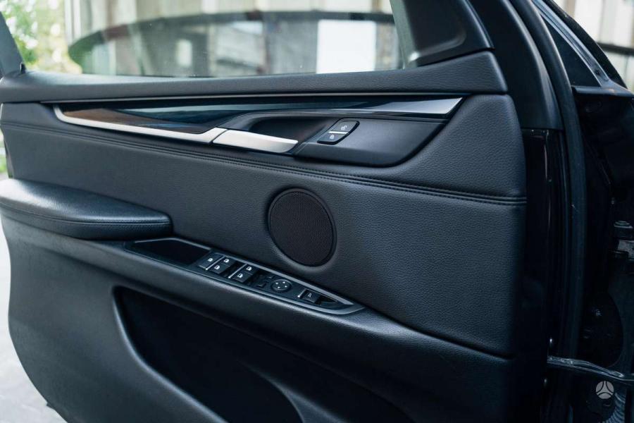 Black BMW X5 2015 in Vilnius, with an engine capacity of 2.99 L and mileage of 256 thousand km for 20490 €, photo 28 on AUTOMOTO.COM.LV