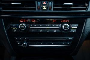 Black BMW X5 2015 in Vilnius, with an engine capacity of 2.99 L and mileage of 256 thousand km for 20490 €, photo 30 on AUTOMOTO.COM.LV