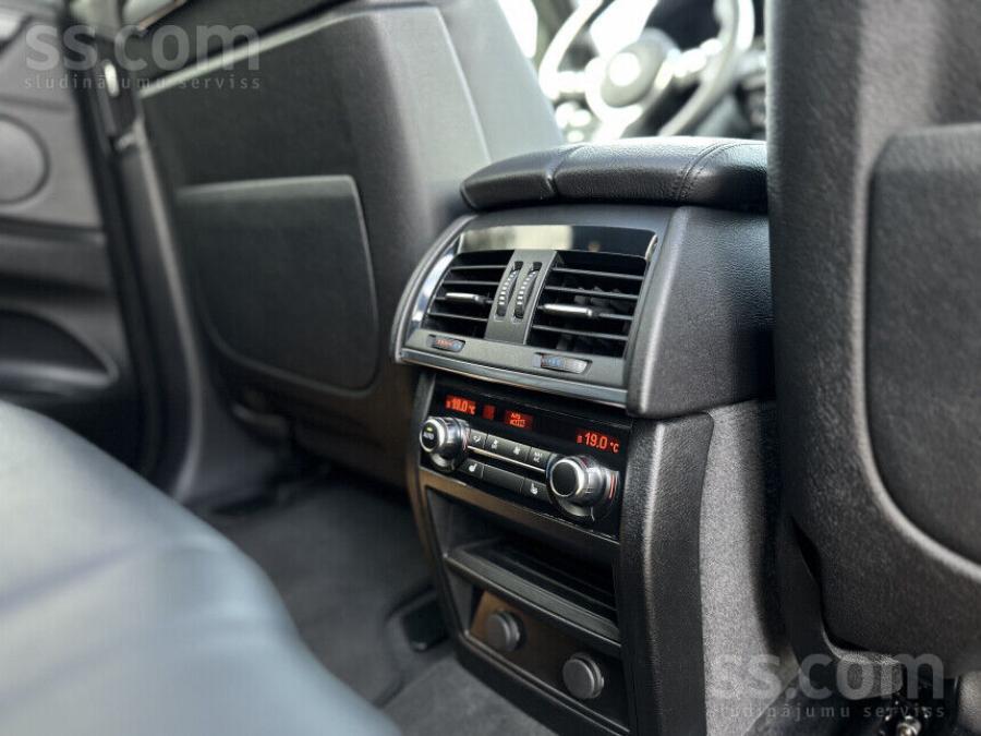 Black BMW X5 2015 in Riga, with an engine capacity of 3.00 L and mileage of 254 thousand km for 21900 €, photo 11 on AUTOMOTO.COM.LV