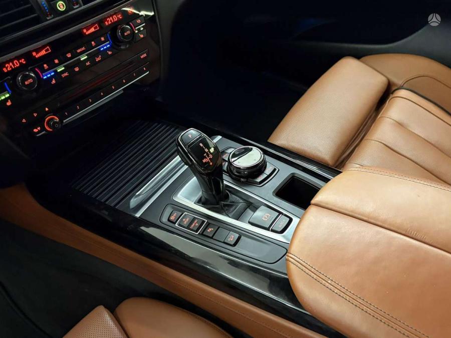 Black BMW X5 2015 in Marijampole, with an engine capacity of 2.99 L and mileage of 233 thousand km for 20999 €, photo 4 on AUTOMOTO.COM.LV