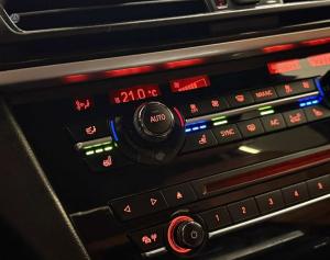 Black BMW X5 2015 in Marijampole, with an engine capacity of 2.99 L and mileage of 233 thousand km for 20999 €, photo 13 on AUTOMOTO.COM.LV