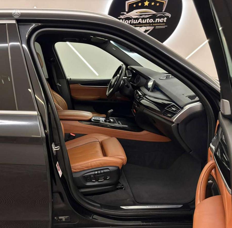 Black BMW X5 2015 in Marijampole, with an engine capacity of 2.99 L and mileage of 233 thousand km for 20999 €, photo 17 on AUTOMOTO.COM.LV