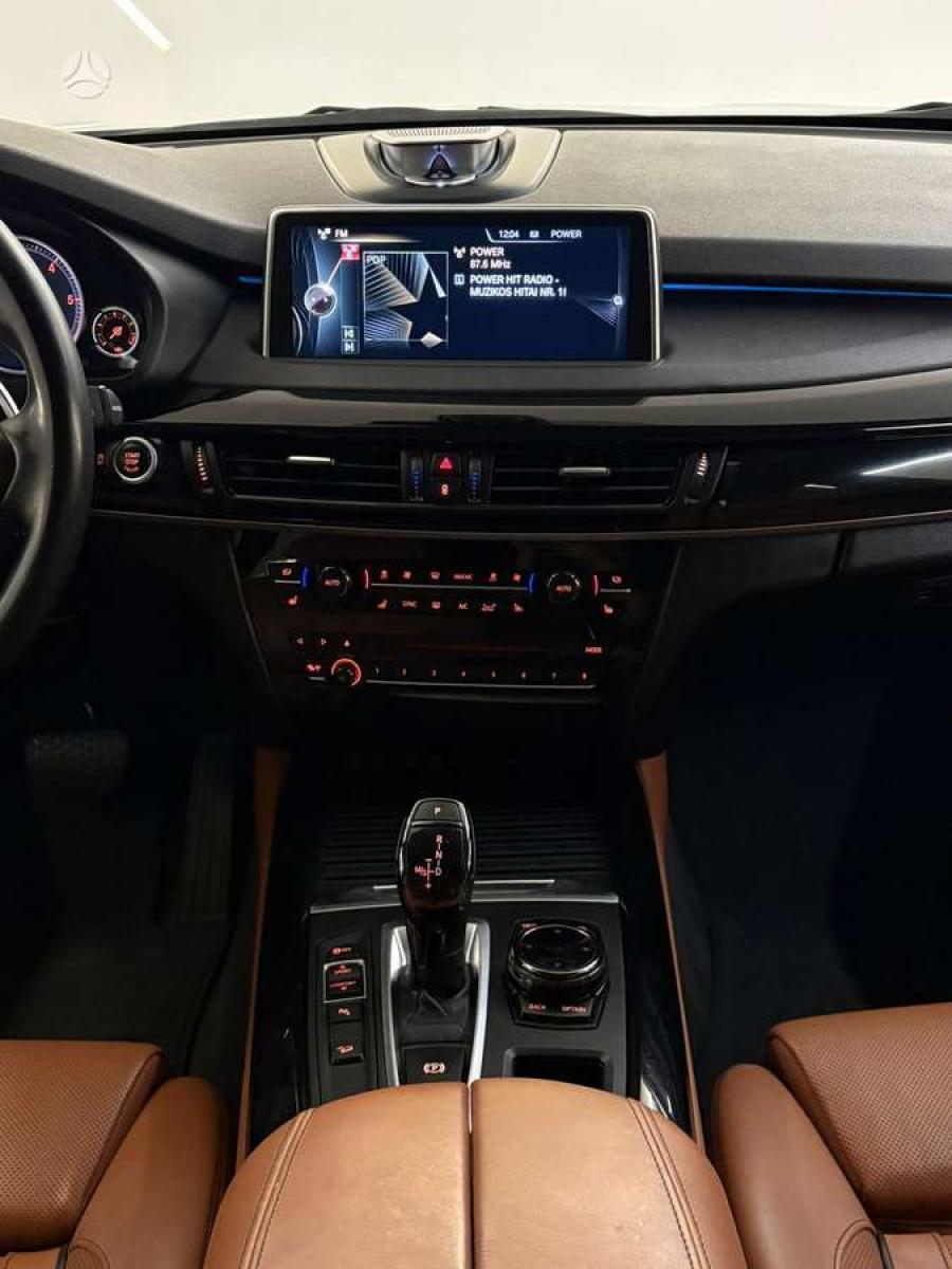 Black BMW X5 2015 in Marijampole, with an engine capacity of 2.99 L and mileage of 233 thousand km for 20999 €, photo 19 on AUTOMOTO.COM.LV