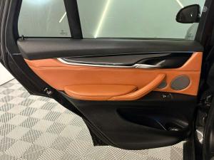 Black BMW X5 2015 in Marijampole, with an engine capacity of 2.99 L and mileage of 233 thousand km for 20999 €, photo 22 on AUTOMOTO.COM.LV