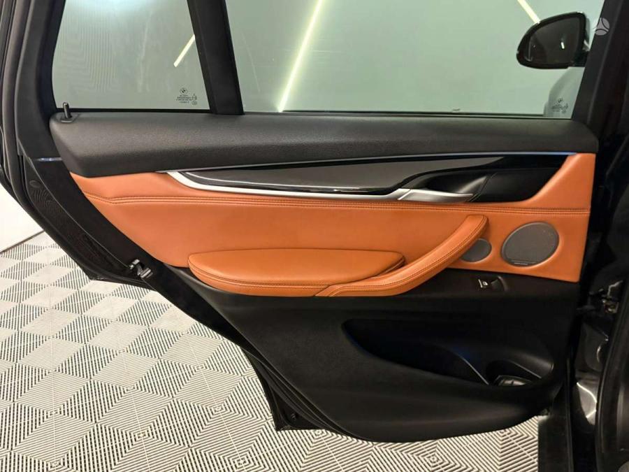 Black BMW X5 2015 in Marijampole, with an engine capacity of 2.99 L and mileage of 233 thousand km for 20999 €, photo 22 on AUTOMOTO.COM.LV