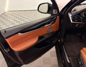 Black BMW X5 2015 in Marijampole, with an engine capacity of 2.99 L and mileage of 233 thousand km for 20999 €, photo 27 on AUTOMOTO.COM.LV