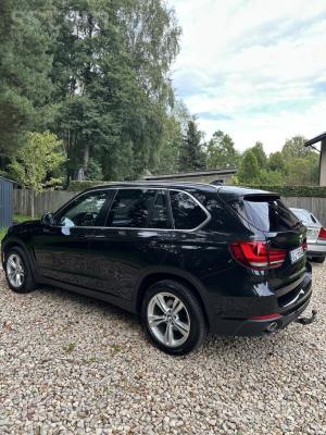 Black BMW X5 2015 in Riga, with an engine capacity of 3.00 L and mileage of 240 thousand km for 16800 €, photo 4 on AUTOMOTO.COM.LV
