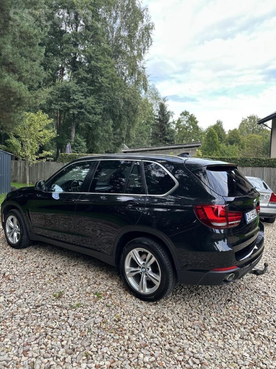 Black BMW X5 2015 in Riga, with an engine capacity of 3.00 L and mileage of 240 thousand km for 16800 €, photo 4 on AUTOMOTO.COM.LV