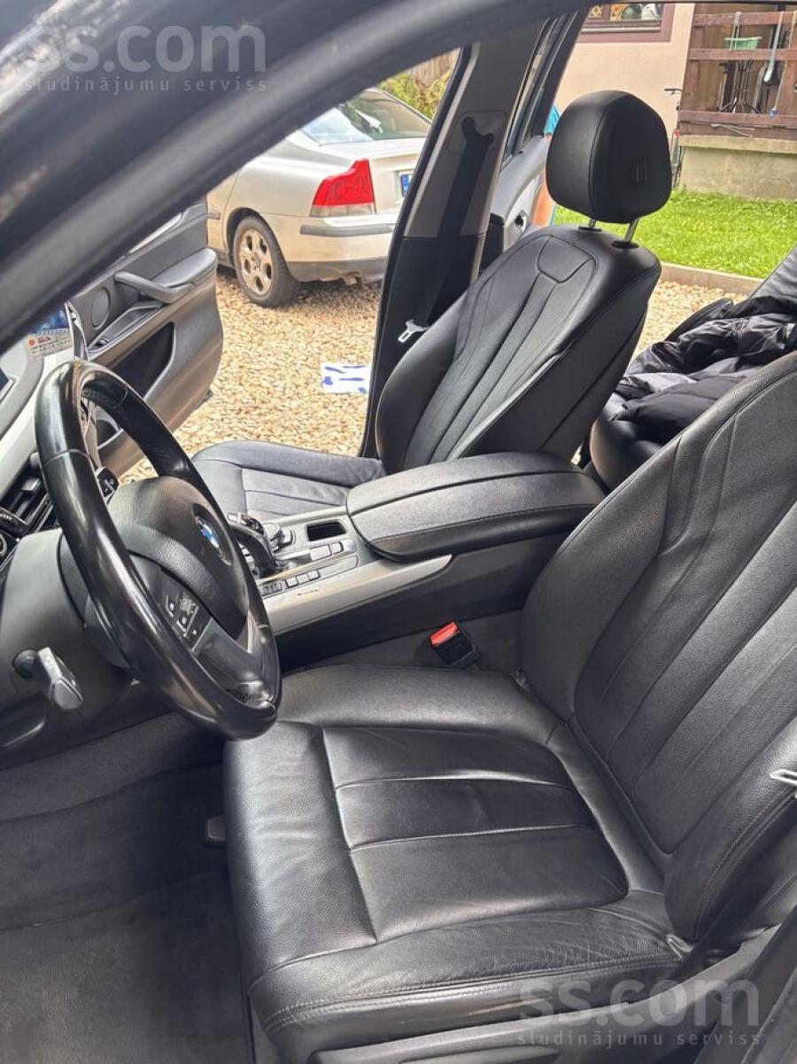 Black BMW X5 2015 in Riga, with an engine capacity of 3.00 L and mileage of 240 thousand km for 16800 €, photo 8 on AUTOMOTO.COM.LV