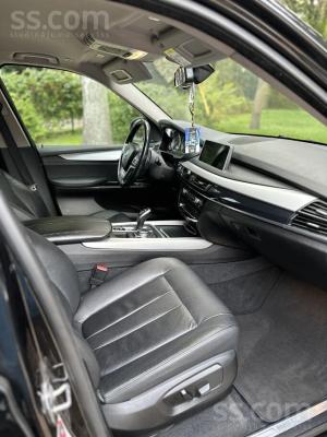 Black BMW X5 2015 in Riga, with an engine capacity of 3.00 L and mileage of 240 thousand km for 16800 €, photo 10 on AUTOMOTO.COM.LV