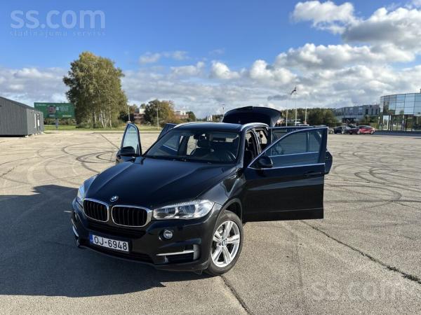 Black BMW X5 2015 in Riga, with an engine capacity of 3.00 L and mileage of 242 thousand km for 15900 €, photo 5 on AUTOMOTO.COM.LV