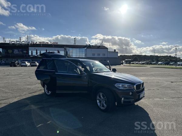 Black BMW X5 2015 in Riga, with an engine capacity of 3.00 L and mileage of 242 thousand km for 15900 €, photo 8 on AUTOMOTO.COM.LV