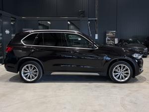 Black BMW X5 2015 in Riga, with an engine capacity of 3.00 L and mileage of 170 thousand km for 18900 €, photo 3 on AUTOMOTO.COM.LV