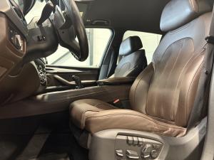 Black BMW X5 2015 in Riga, with an engine capacity of 3.00 L and mileage of 170 thousand km for 18900 €, photo 8 on AUTOMOTO.COM.LV