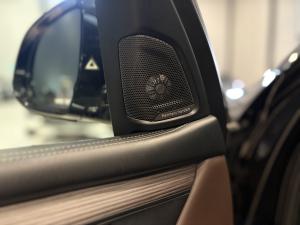 Black BMW X5 2015 in Riga, with an engine capacity of 3.00 L and mileage of 170 thousand km for 18900 €, photo 11 on AUTOMOTO.COM.LV